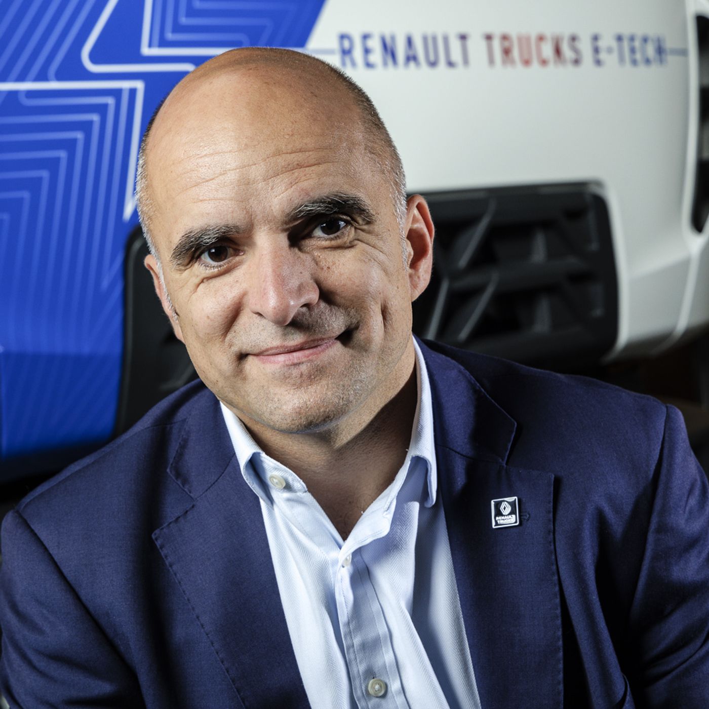 36: Will Shiers chats with Renault Trucks UK MD Carlos Rodrigues during ...